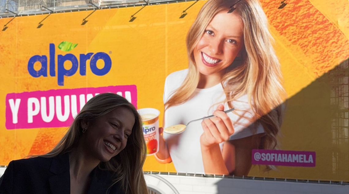 Alpro recoge el comentario viral de Sofía Hamela para su lona en Madrid