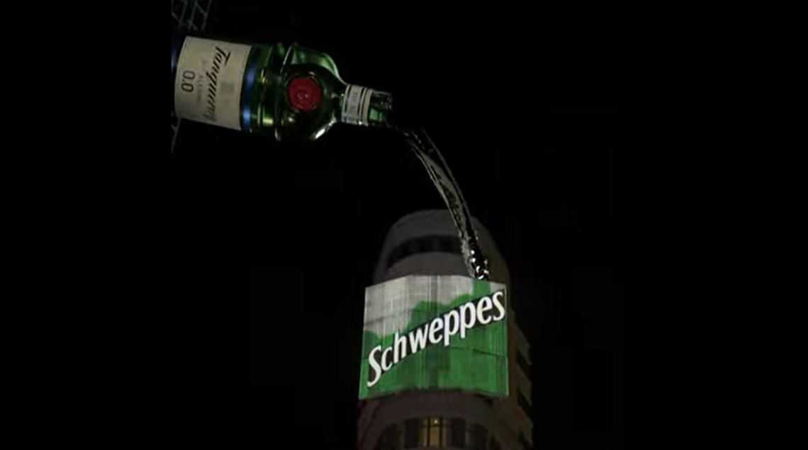 Una botella Tanqueray 0.0% ilumina el mítico edificio Schweppes de Callao