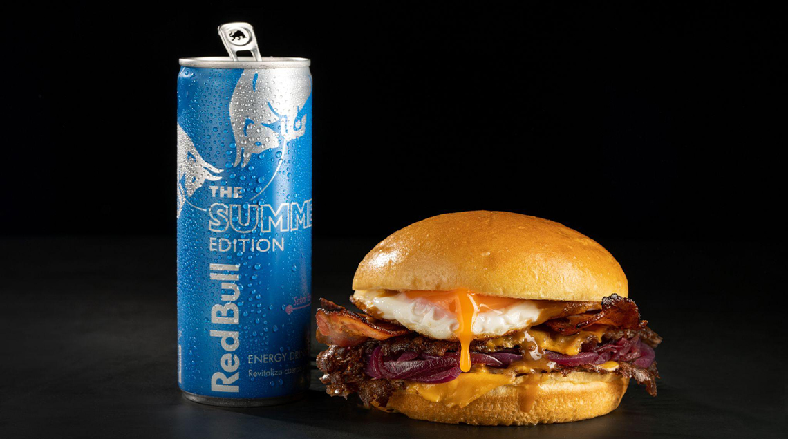 Goiko lanza una 'smash burger' de edición limitada con Red Bull