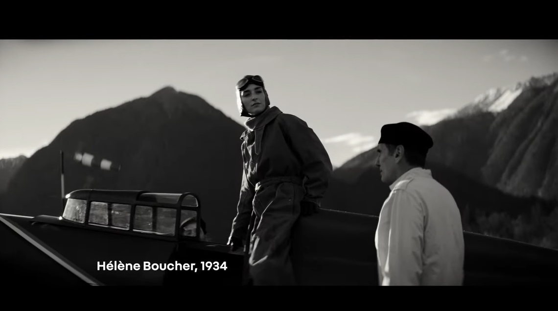 Renault viaja al pasado para presentar su nuevo modelo